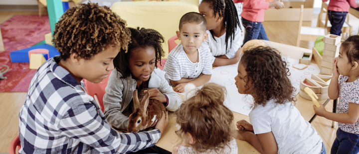 Une éducatrice m’a dit être heureuse dans son emploi... - CIBLE Petite ...