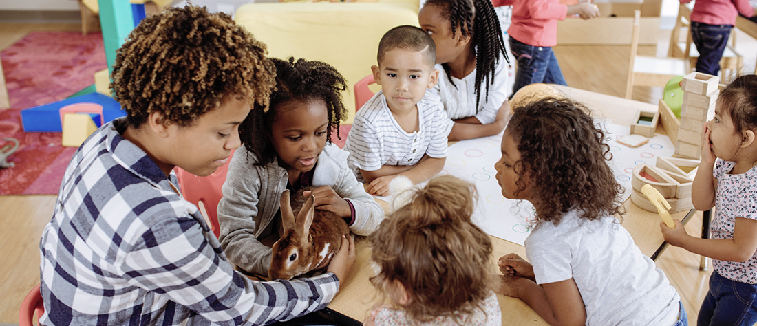 Une éducatrice m’a dit être heureuse dans son emploi... - CIBLE Petite ...